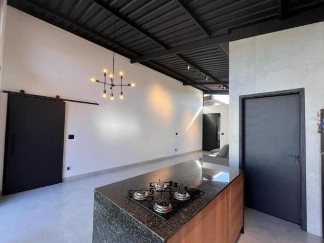 Versátil casa para venda em Jardim Morada Nova com 3 quartos, sendo 1 suíte, 132m²