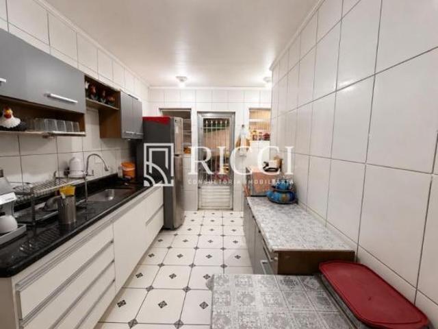 Imperdível! Sobrado à venda em Santos SP, bairro Macuco, 2 quartos, sala ampla, 1 banheiro, 92m². Ve