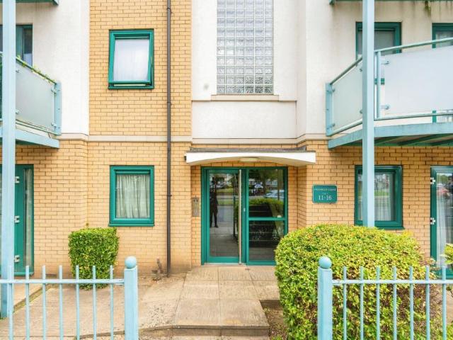 Imperial Drive, Harrow, HA2 2 bed flat to rent £1,975 pcm £456 pw