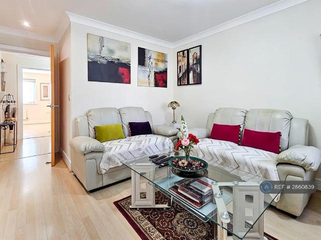 Imperial Drive, Harrow, HA2 2 bed flat to rent £2,100 pcm £485 pw