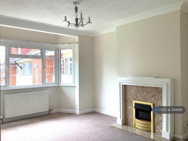 Imperial Drive, Harrow, HA2 3 bed flat to rent £1,900 pcm £438 pw