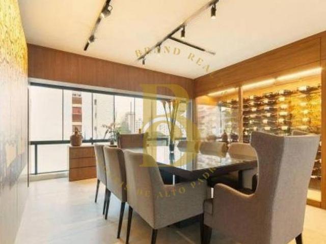 Imponente cobertura duplex, localizada no Campo Belo