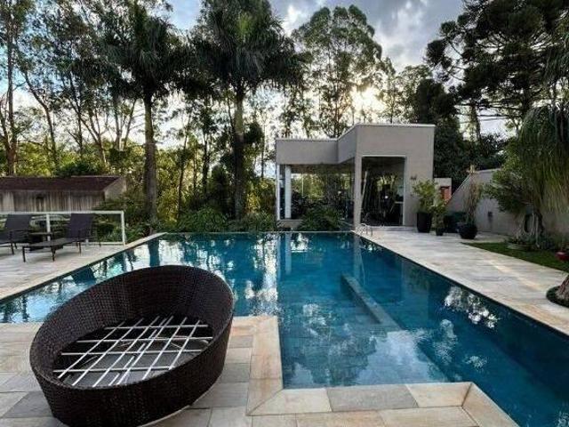 Imponente Casa com 4 suítes, climatizada, sustentável, academia, sauna!