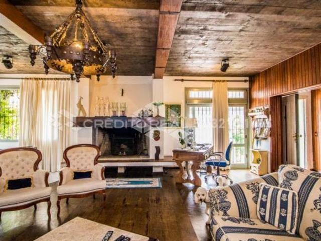 Casa à venda com vista pro Guaíba, 347m² privativos, 3 suítes, no bairro Tristeza