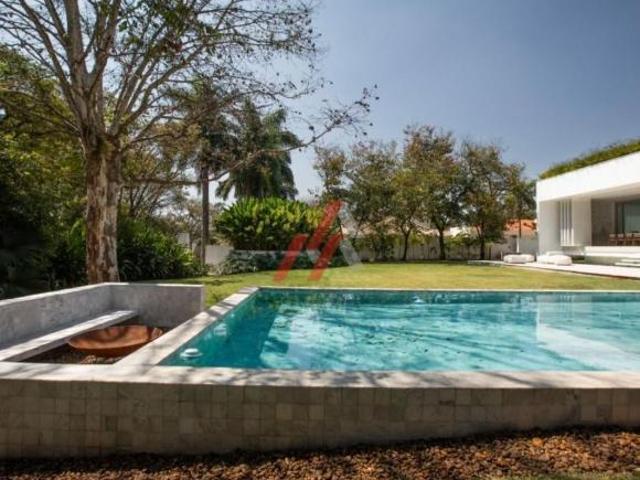 Imponente mansão de luxo em condomínio fechado 4 quartos, 4 suítes, 3 salas, 6 banheiros, 8 vagas