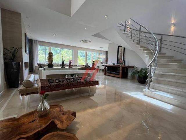 Imponente mansão de luxo em Alphaville 5 quartos, 5 suítes, 3 salas, 2 banheiros, 5 vagas, 702m²