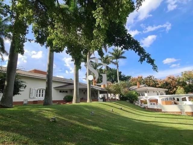Imponente mansão de 5 quartos e 3 suítes em condomínio exclusivo de Valinhos SP