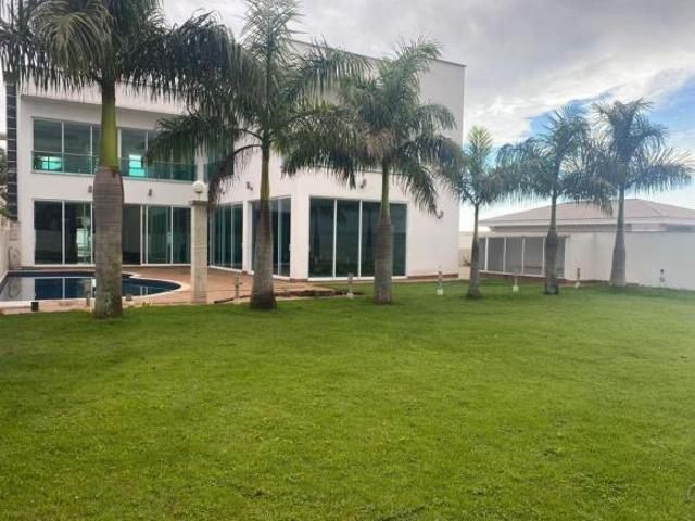 Imponente sobrado de esquina para locação no renomado Condomínio Saint Patrick
