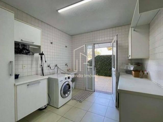Imponente residência com 4 suítes e 6 vagas em Altos de São Fernando, Jandira SP: a oportunidade dos