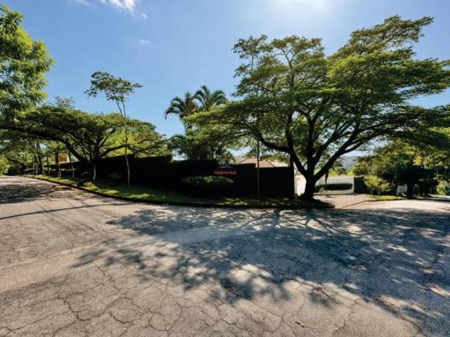 Imponente residência de alto padrão na Granja Viana: 4 quartos, 4 suítes, 5 salas, 6 banheiros, 12 v