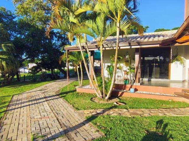 Impressionante casa térrea de 400m² com 5 dormitórios no Terras de São Lucas