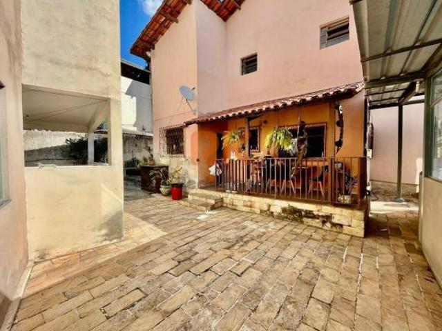 Impressionante residência à venda no coração do bairro Liberdade – conforto, espaço e requinte por R