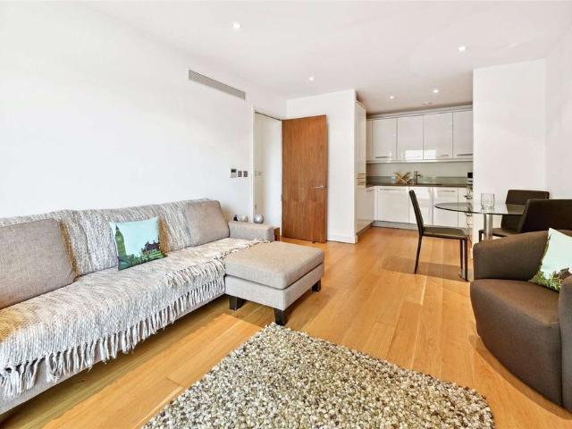 Impressive modern 2 bedroom, 2 bathroom apartment, immaculately presented, with concierge and parking. Situated within 0.1 miles of Victoria station