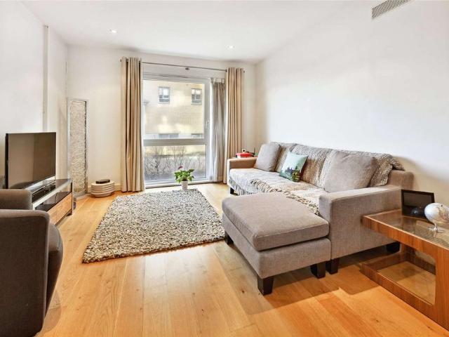Impressive modern 2 bedroom, 2 bathroom apartment, immaculately presented, with concierge and parking. Situated within 0.1 miles of Victoria station