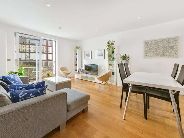 Impressive modern 3 bedroom, 2 bathroom apartment, immaculately presented, with concierge and parking. Situated within 0.1 miles of Victoria station