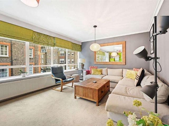 Impressive apartment, beautifully furnished and modernised. 2 double bedrooms plus additional spare/single bedroom, 2 bathrooms and balcony