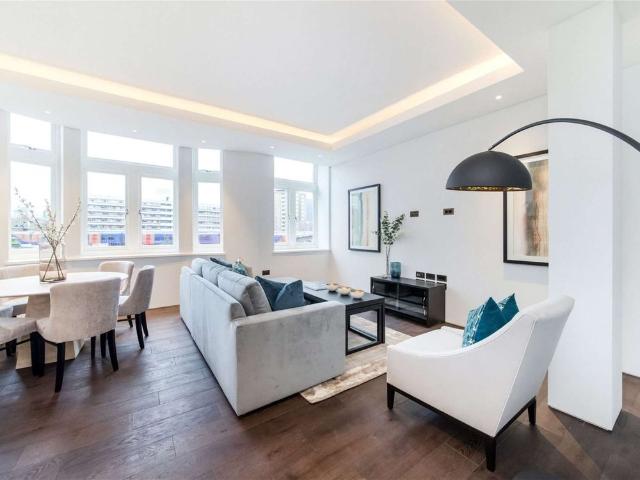 Impressive 3 bedroom, 2 bathroom apartment which is beautifully furnished and benefits from underfloor heating and air conditioning reception and an enviable location close to Waterloo