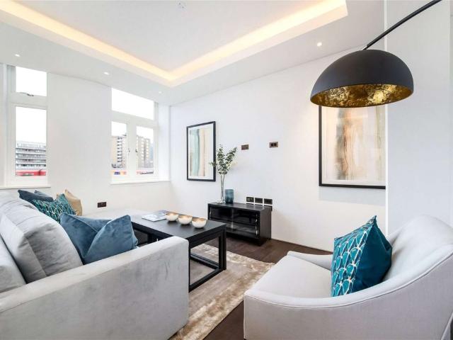 Impressive 3 bedroom, 2 bathroom apartment which is beautifully furnished and benefits from underfloor heating and air conditioning reception and an enviable location close to Waterloo