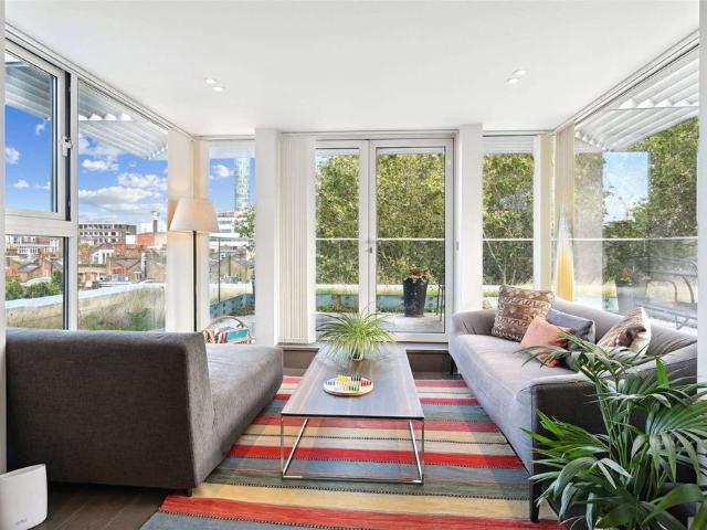 Impressive 3 bedroom penthouse apartment, with large roof terrace set in a secure gated development