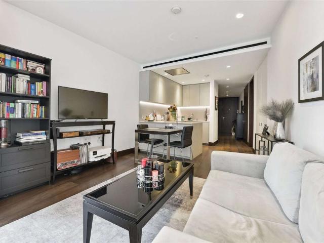 Impressive 7th floor 1 bedroom apartment, 1 bathroom apartment with stunning views and 24/7 concierge