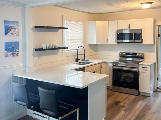 In the heart of Saint Elmo with new kitchen and ba