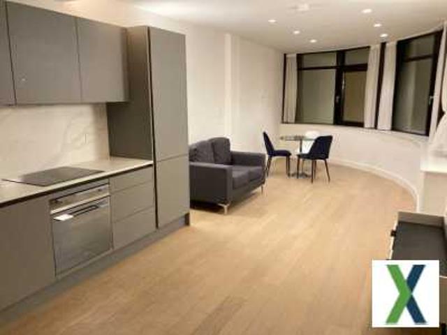 In Modern Block Lift 2nd Floor Flat 2 Bed 2 Bath Open Plan Car Park Gardens VeryNearRailBusTescoPark