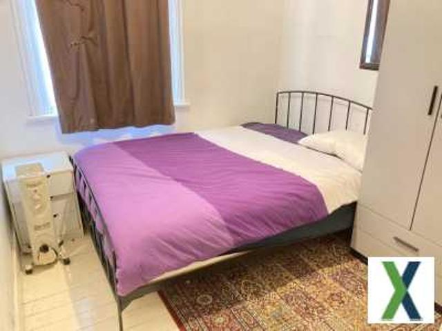 In Owners Flat Room To Let Share BathShower EatInKitchen Garden IncludesBillNet VeryNearTubeRailBus