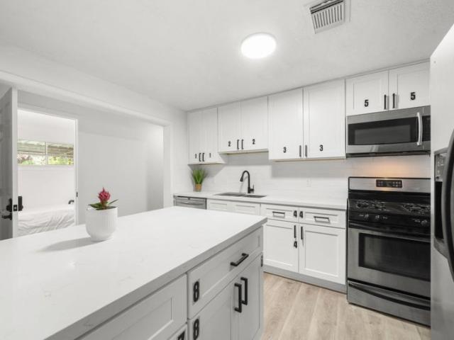 Inner Loop Modern Home just minutes away from Tex