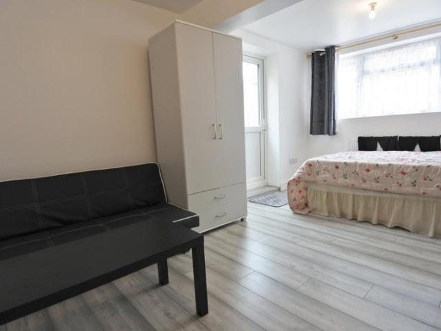 inc All Bills* Studio W/ Sep Kitchen & Garden