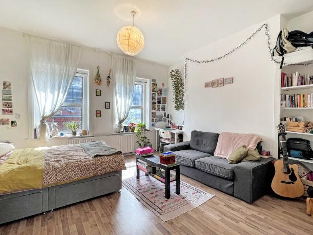 Including bills modern studio flat near tube stati