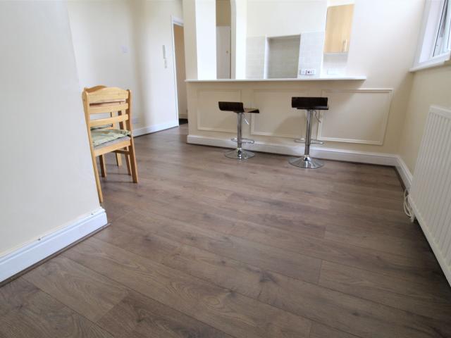 Increduble Value Beautiful 2 Bedroom Flat near Zone 3 tube, Buses and Trains just 15 mins to Kings Cross