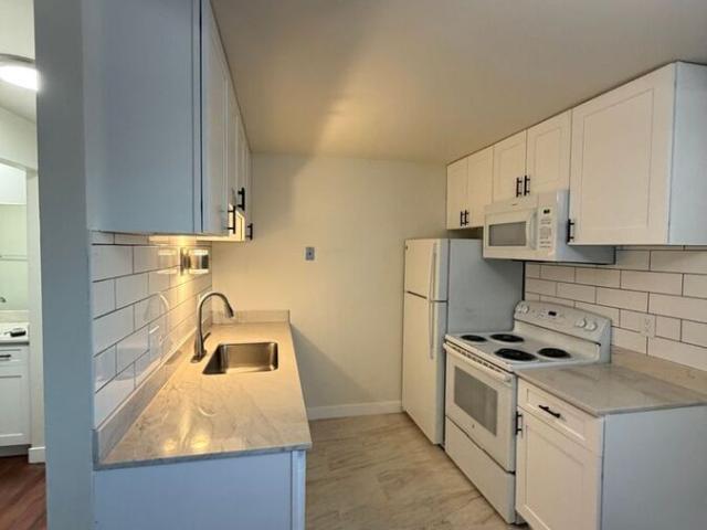 Incredibly Spacious Top Floor 1 Bedroom, 1 Bath Apartment Home in the heart of Lakewood close to it all!
