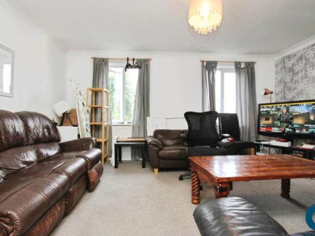 Incredible four bedroom townhouse on Shakespeare Avenue. Open to sharers, furnished!