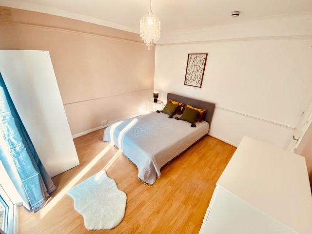 Incredible Location converted pub near the canal! 65WATE Room 5