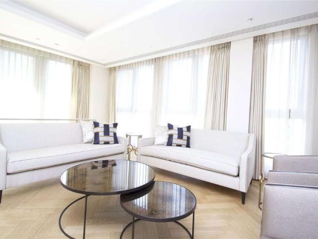 Incredible 3 bedroom, south facing luxury apartment. Set on the 6th floor of a prestigious development with exceptional leisure facilities including swimming pool and gym