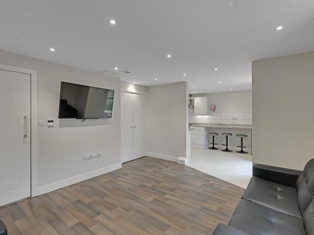 Incredible 5 Bedroom, 5 Bathroom City Centre Apartment Minutes from Hallam University