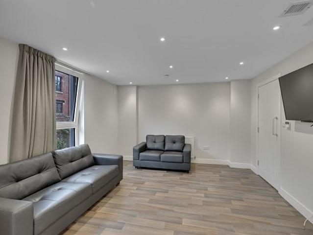 Incredible 5 Bedroom, 5 Bathroom City Centre Apartment Minutes from Hallam University