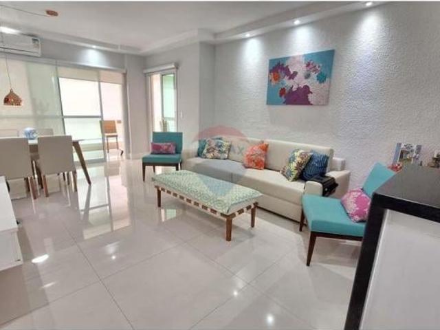 Incrível Apartamento à venda na Praia da Enseada com Varanda Gourmet