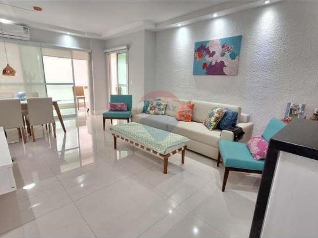 Incrível Apartamento à venda na Praia da Enseada com Varanda Gourmet