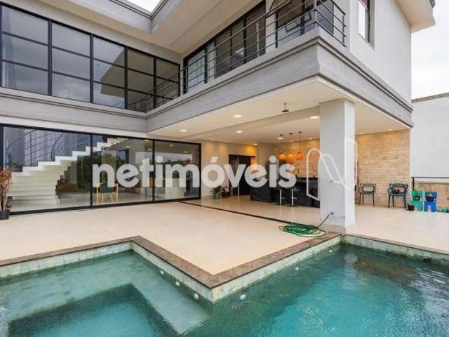 Incrível Casa de Alto Padrão em Condomínio Fechado Conexão Total com a Natureza!