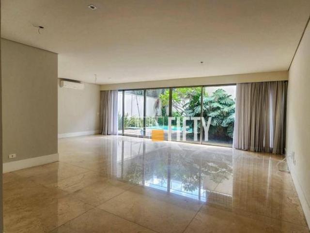 Incrível casa de condomínio com 478m², no Jardim Europa, atrás do Shopping Iguatemi!