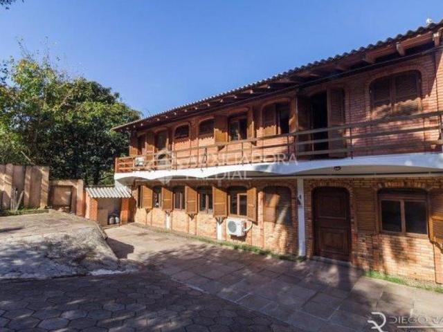 Incrível casa disponível para venda na charmosa Vila Assunção, em Porto Alegre. Com uma localização