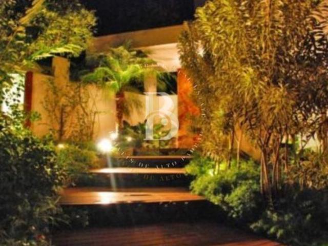 Incrível casa em condomínio fechado na Chácara Flora