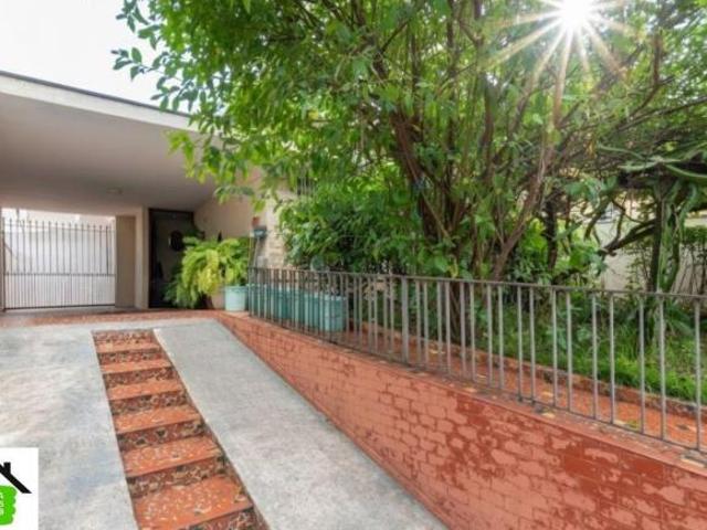 Incrível Casa 03 Dormitórios + 01 Suíte + 01 Quarto Multiuso/Edícula + Quintal + Jardim + 03 Vagas
