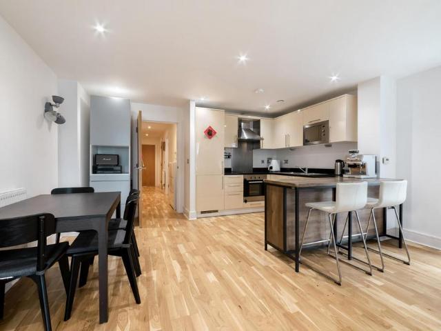 Indescon Square, London, E14 2 bed apartment to rent £3,198 pcm £738 pw