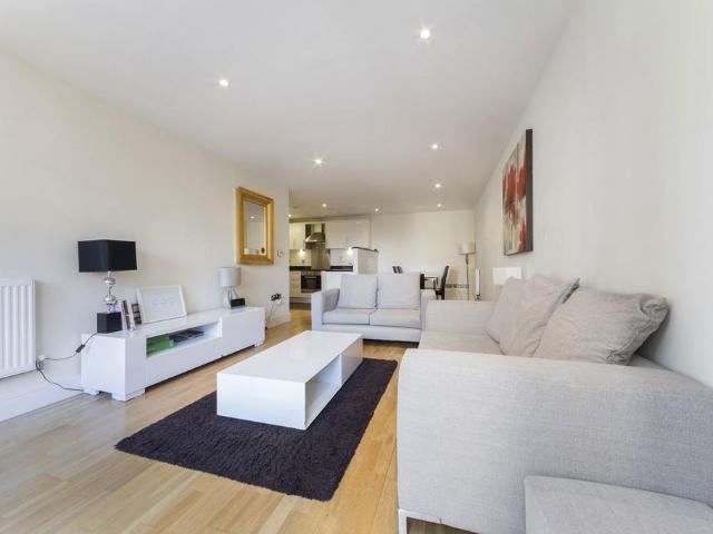 Indescon Square, London E14 3 bed flat to rent £3,300 pcm £762 pw