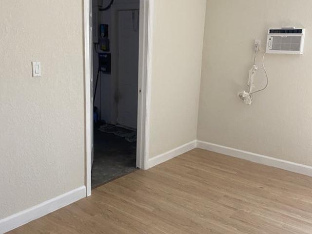 Independent entrance room in quiet Boca area