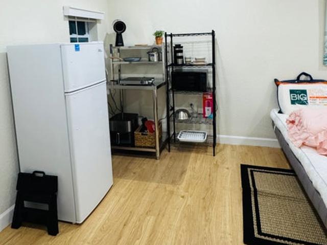 Independent entrance room in quiet Boca area