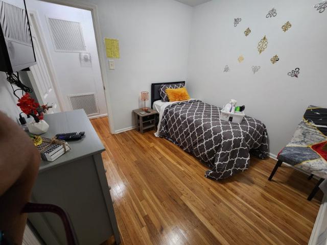 Room in House, Large Private Backyard