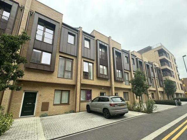 India Way, London, 3 Bedroom Terraced